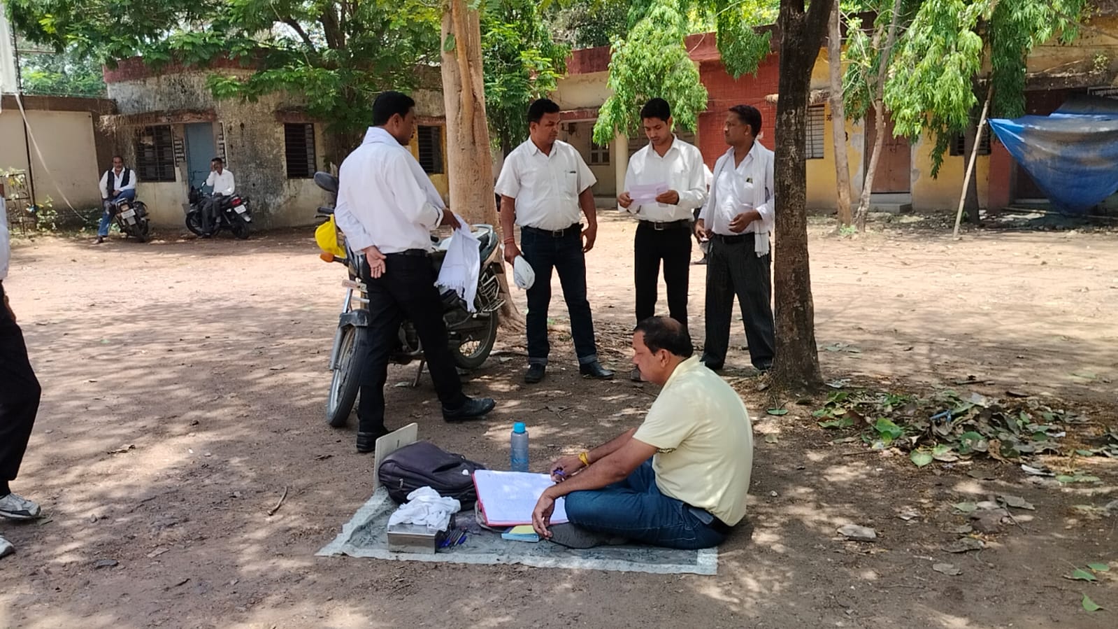 न्यायालय परिसर में वकील की गांधीगिरी, जमीन पर बैठकर कर रहे हैं नोटरी का ...